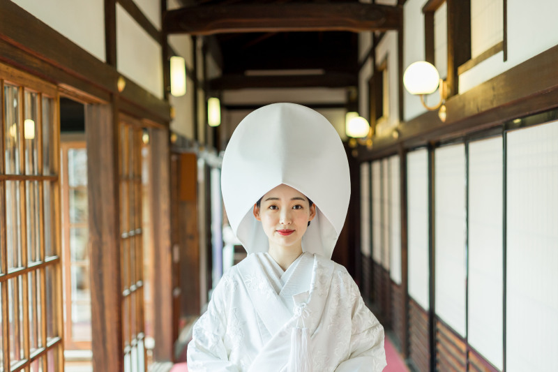 【最新版】結婚式の和装前撮りのトレンドヘア8選！タイト・ゆるふわ・日本髪・個性派など幅広くご紹介｜Photorait